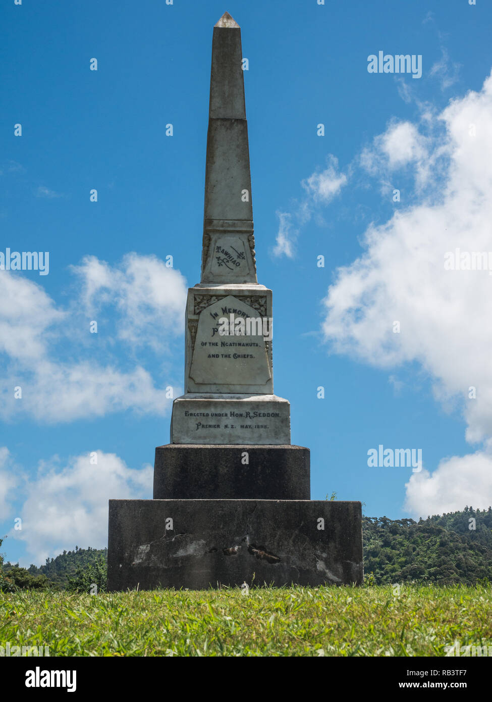 Memorial to Potatau Te Wherowhero, first Maori King, Octagon Reserve ...