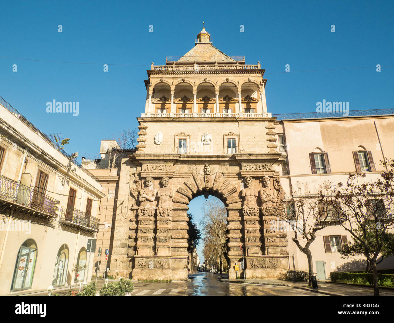 New city gate hi-res stock photography and images - Alamy
