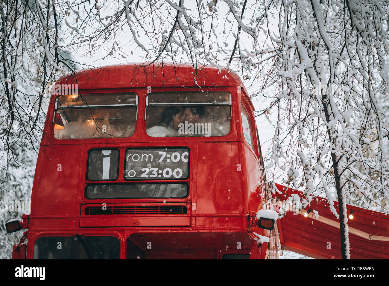 Couple kissing bus hi-res stock photography and images - Alamy