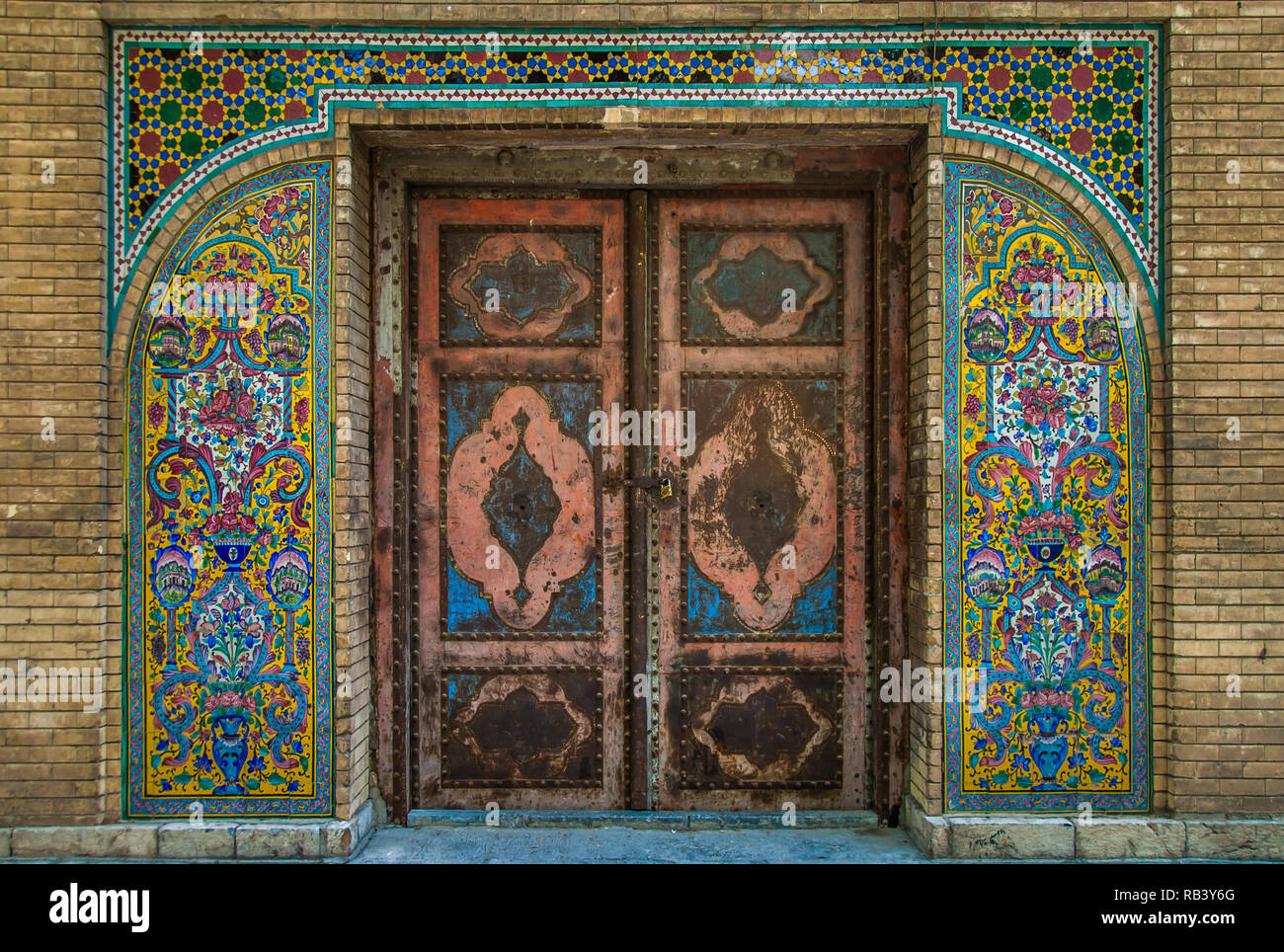 Mosaic traditional oriental floral wall pattern in Iran Stock Photo - Alamy