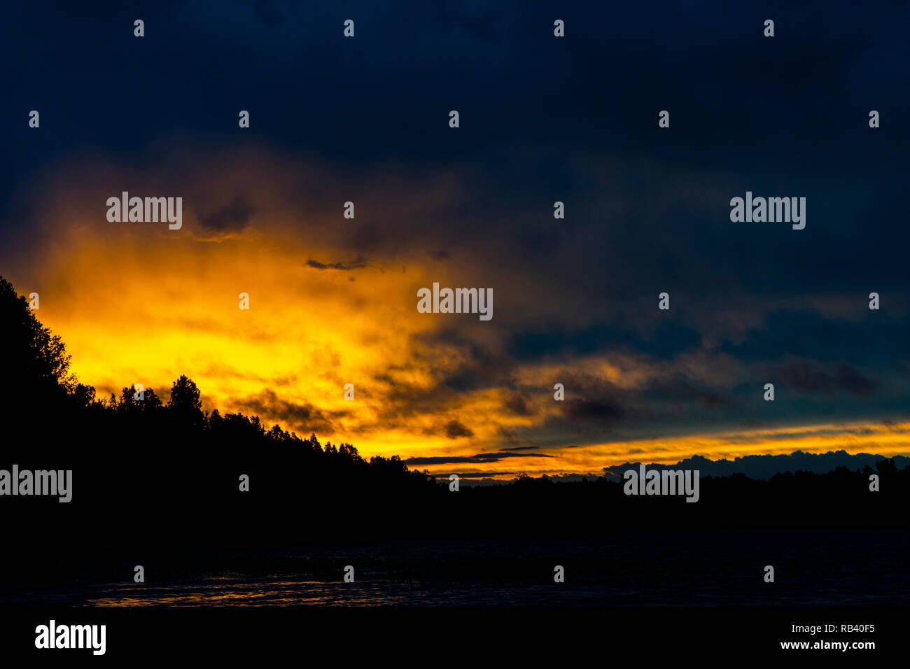 Sunset sky background. Dramatic gold sunset sky with evening sky clouds ...