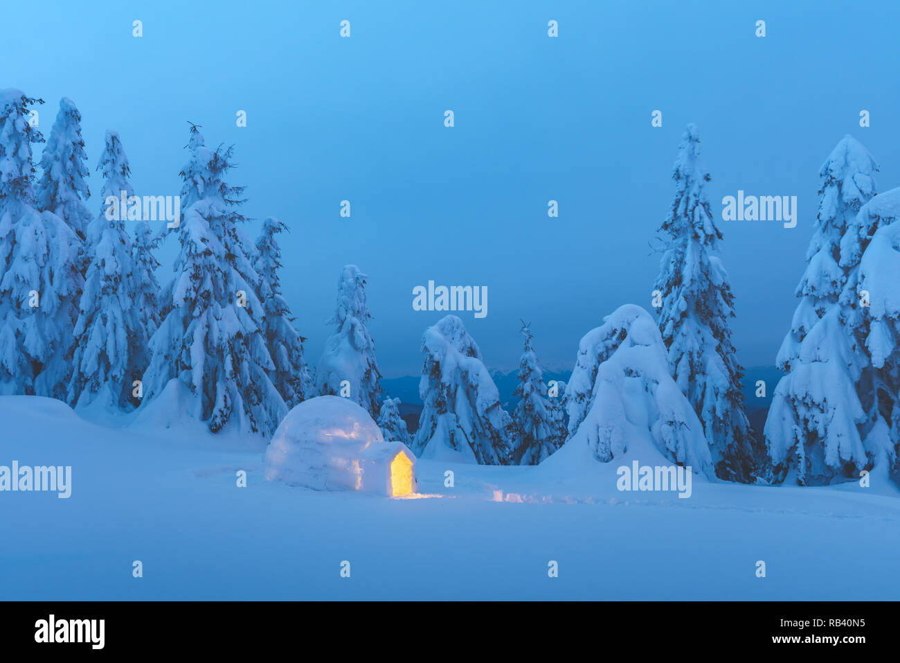 Inside an igloo hi-res stock photography and images - Alamy