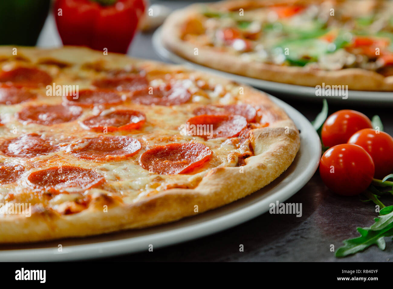 Family eating restaurant pizza hi-res stock photography and images - Alamy