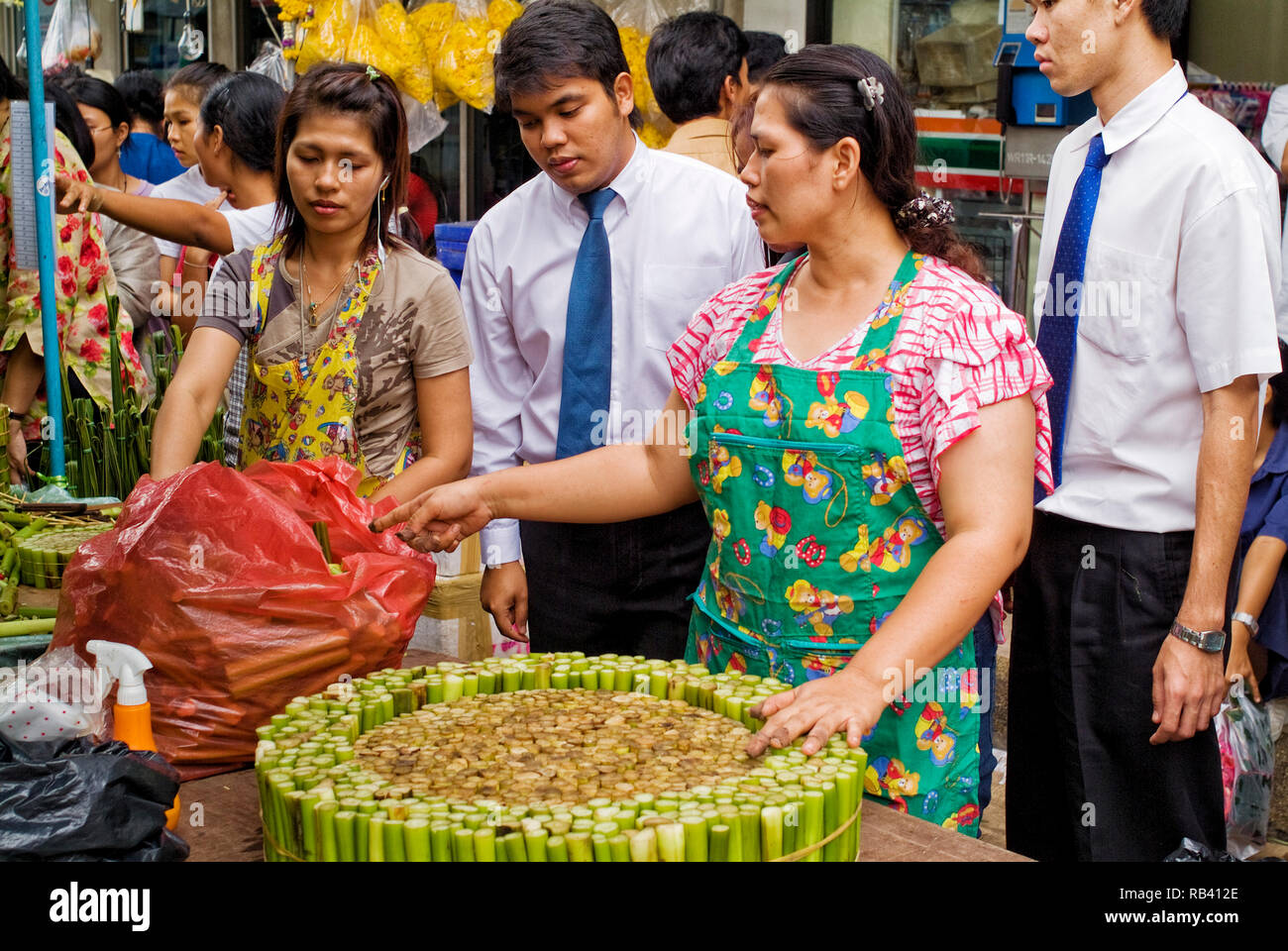 Krathong making hi-res stock photography and images - Alamy