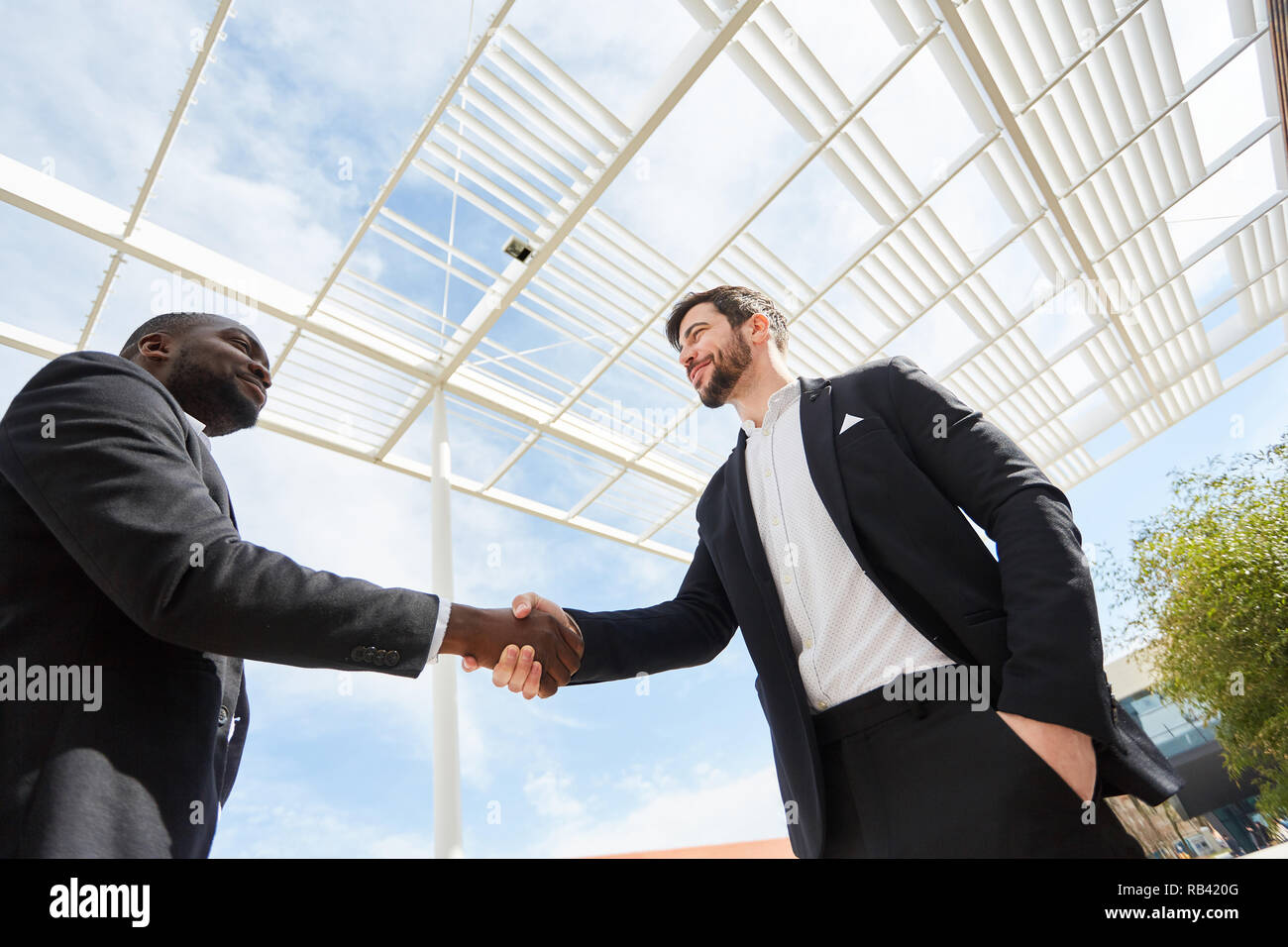 Two hands shake hands hi-res stock photography and images - Alamy