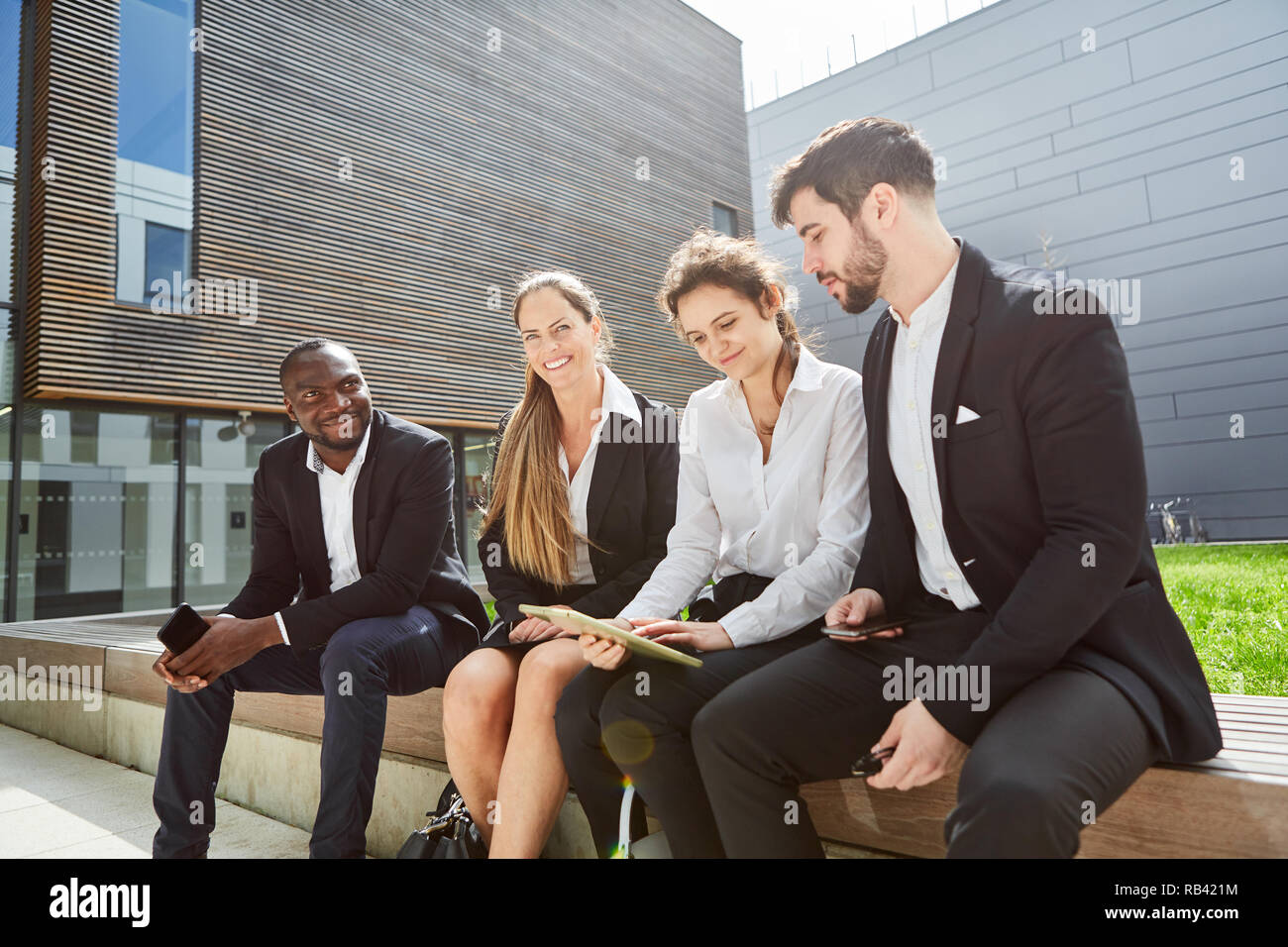 Group of work people outside hi-res stock photography and images - Alamy