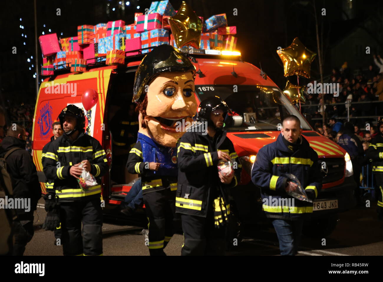 Madrid, MADRID, Spain. 5th Jan, 2019. Firemen who decorate their ...