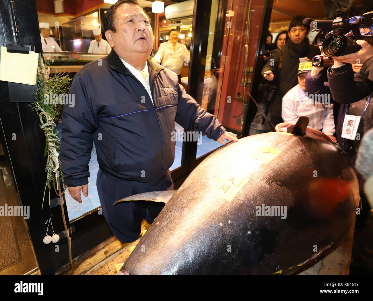 Bluefin tuna tokyo 333 6 million yen hi-res stock photography and ...