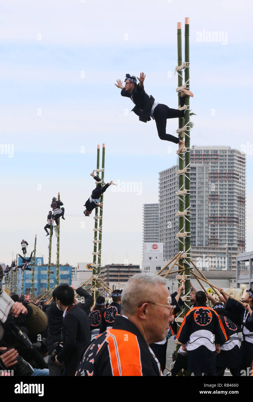 Tokyo, Japan. 6th Jan, 2019. Members of the Edo Firemanship ...