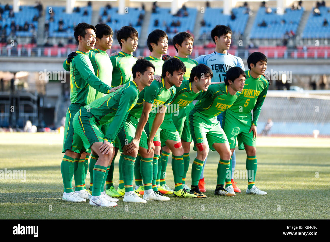 Kanagawa, Japan. 5th Jan, 2018. Teikyo Nagaoka team group line-up ...