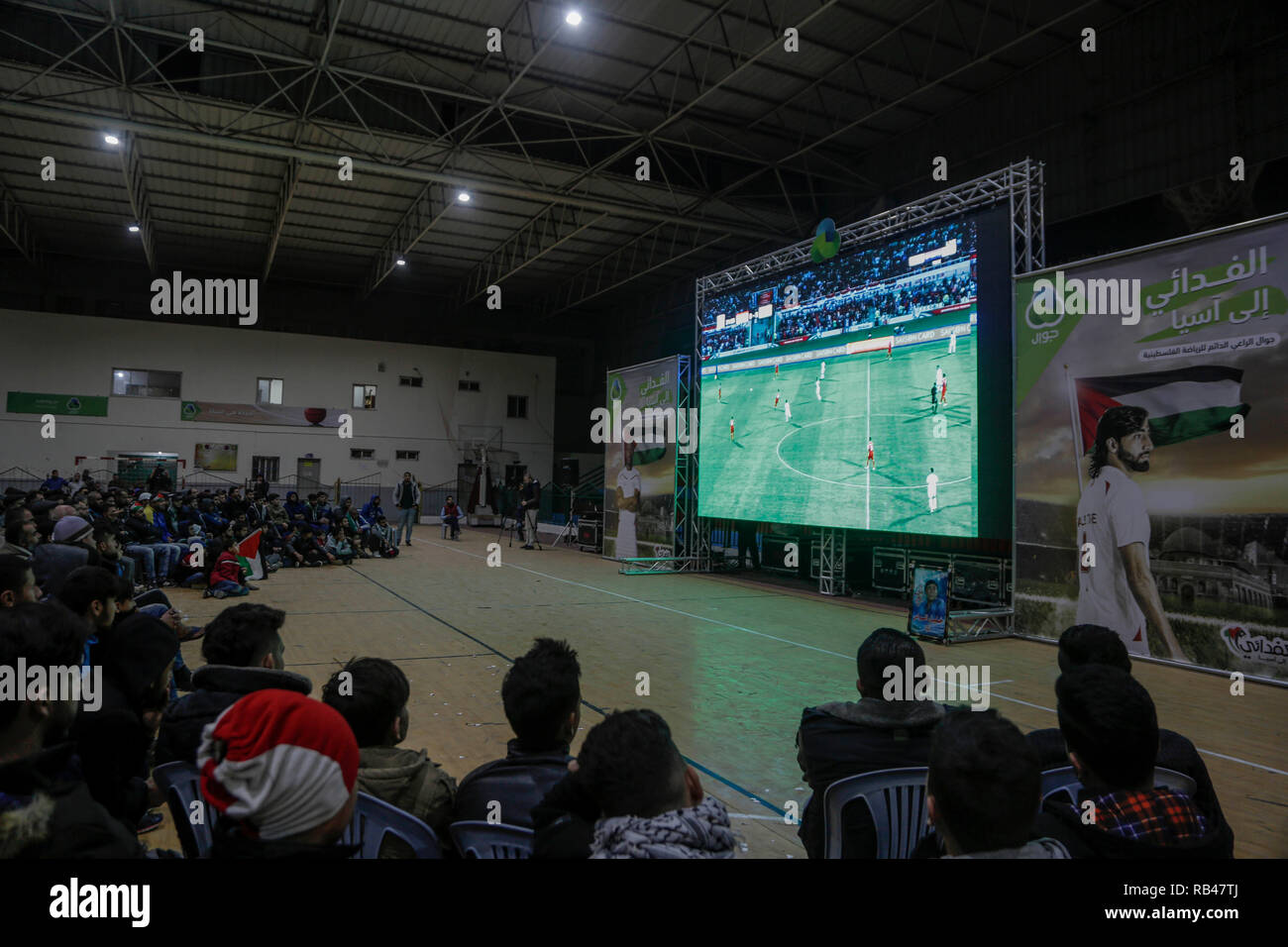 Big screen football hi-res stock photography and images - Alamy