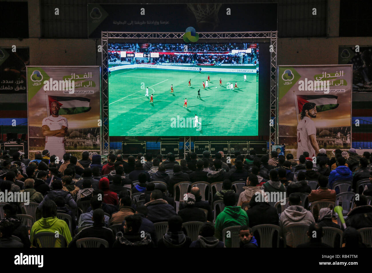 Big screen football hi-res stock photography and images - Alamy