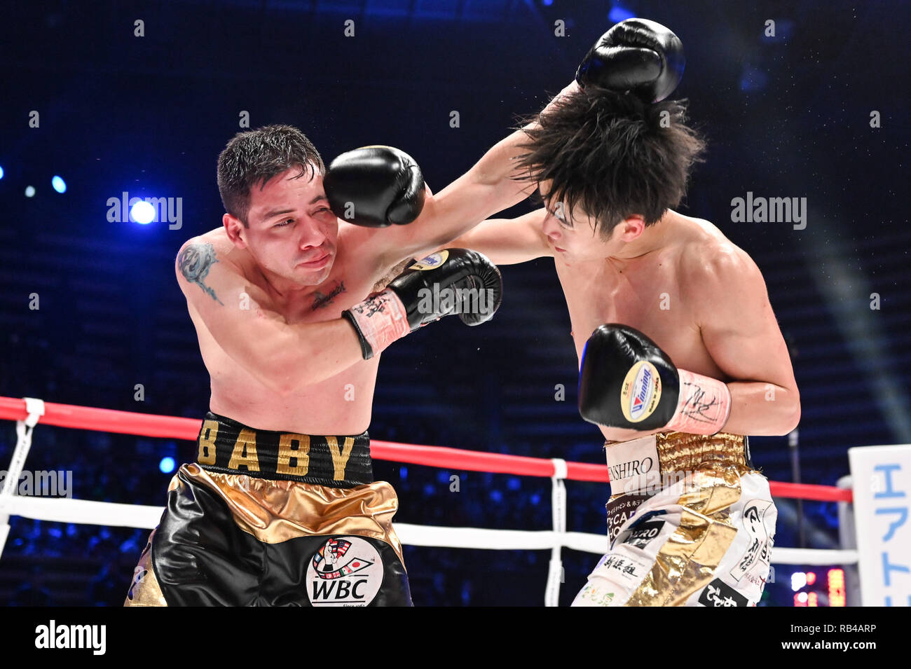 Tokyo, Japan. 30th Dec, 2018. (L-R) Saul Juarez (MEX), Ken Shiro (JPN) Boxing : Ken Shiro of ...