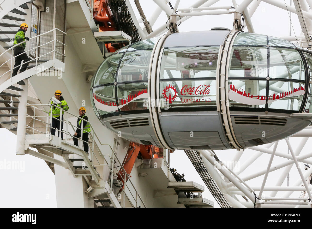 Coca Cola London Eye. London, UK 7 Jan 2018 - Workmen on the Coca Cola ...