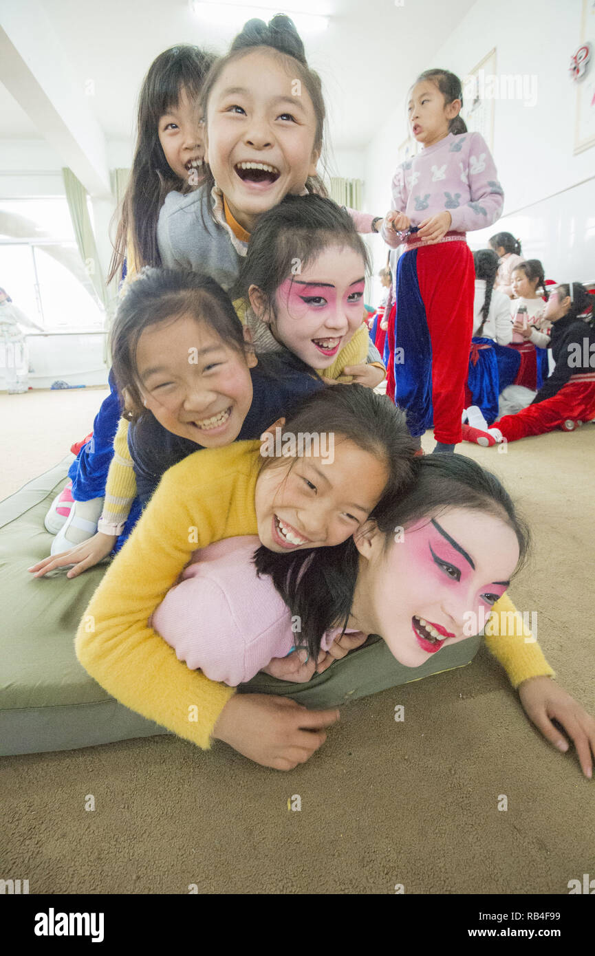 China opera kids hi-res stock photography and images - Alamy