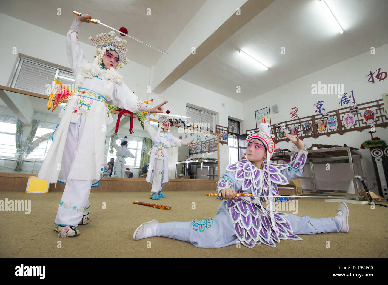 China opera kids hi-res stock photography and images - Alamy