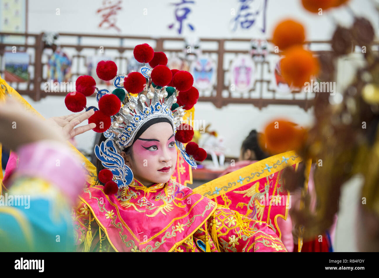 China opera kids hi-res stock photography and images - Alamy