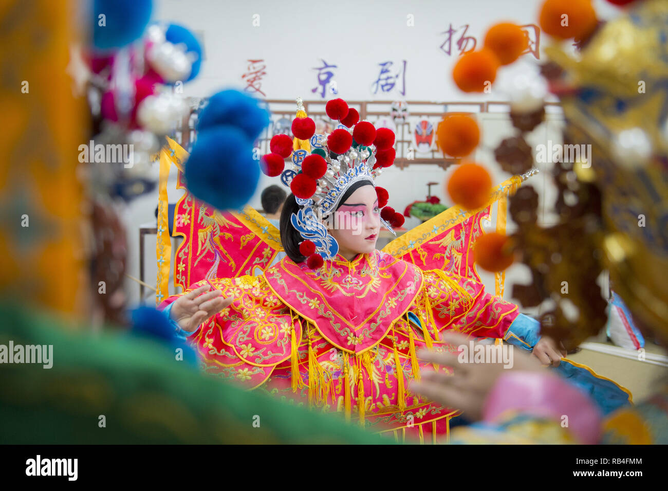 China opera kids hi-res stock photography and images - Alamy