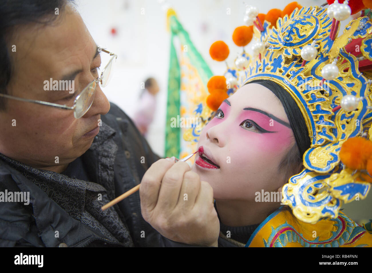 China opera kids hi-res stock photography and images - Alamy