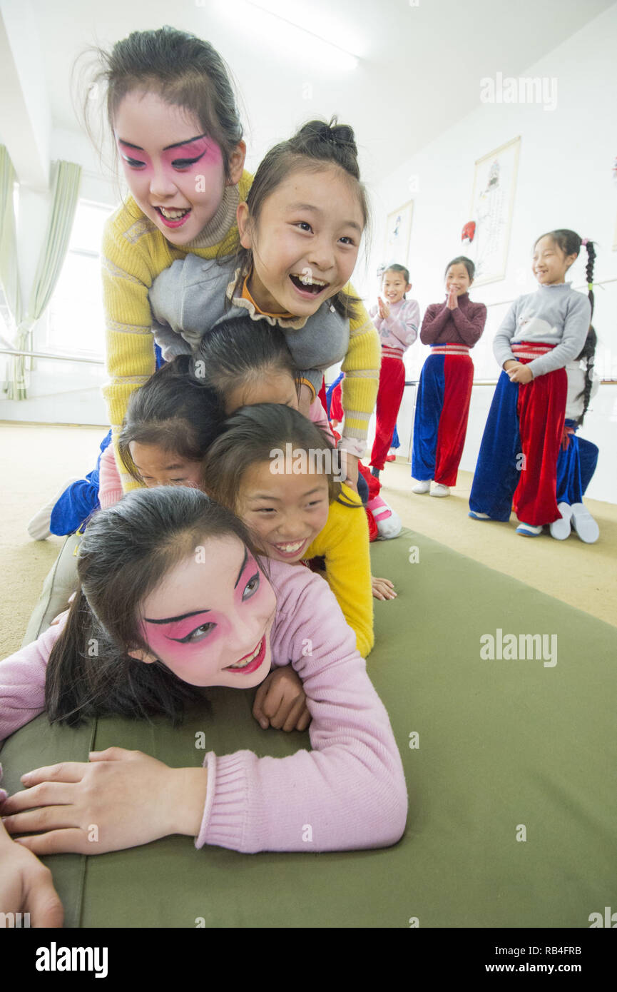 China opera kids hi-res stock photography and images - Alamy