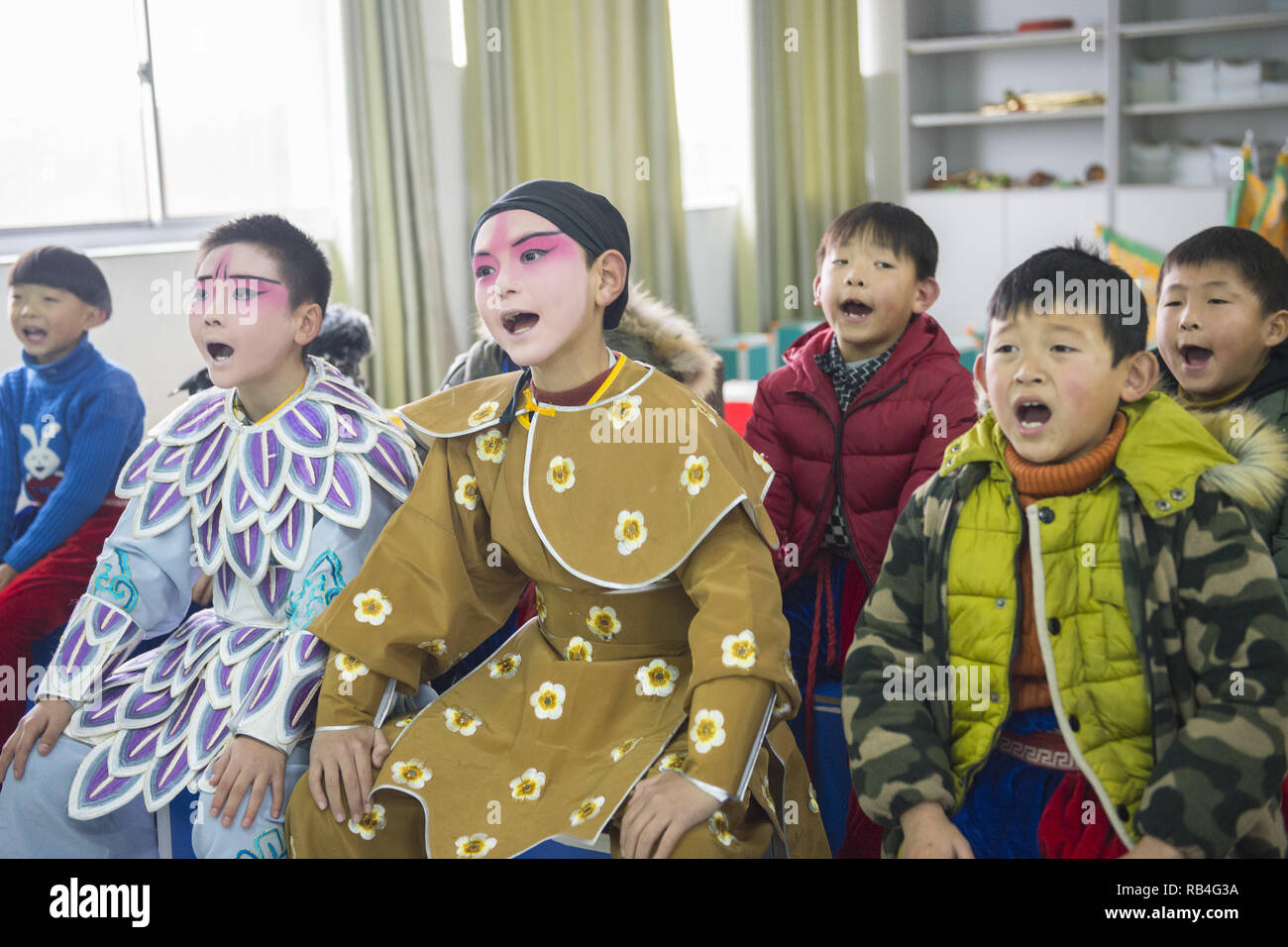 China opera kids hi-res stock photography and images - Alamy