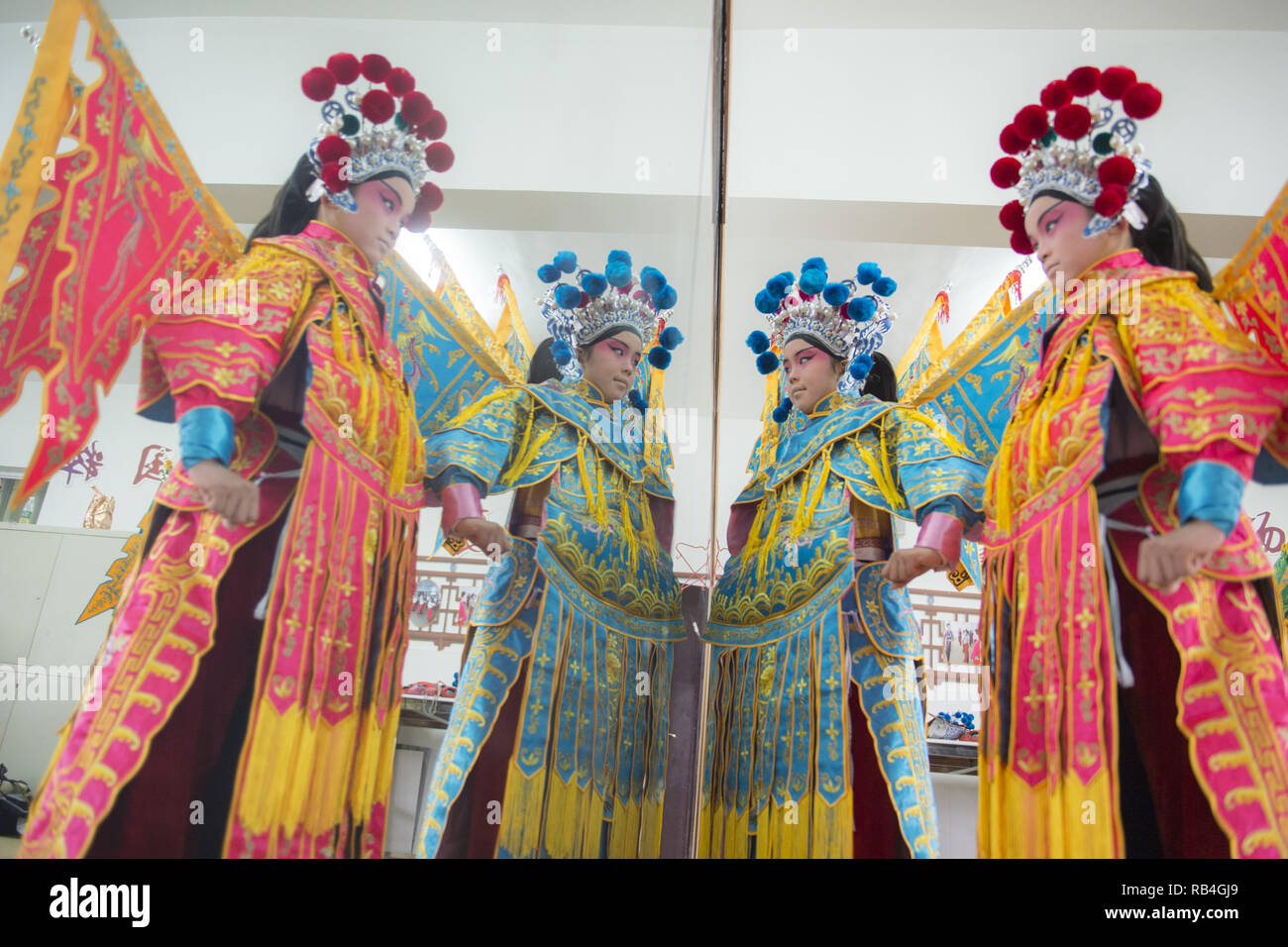 China opera kids hi-res stock photography and images - Alamy