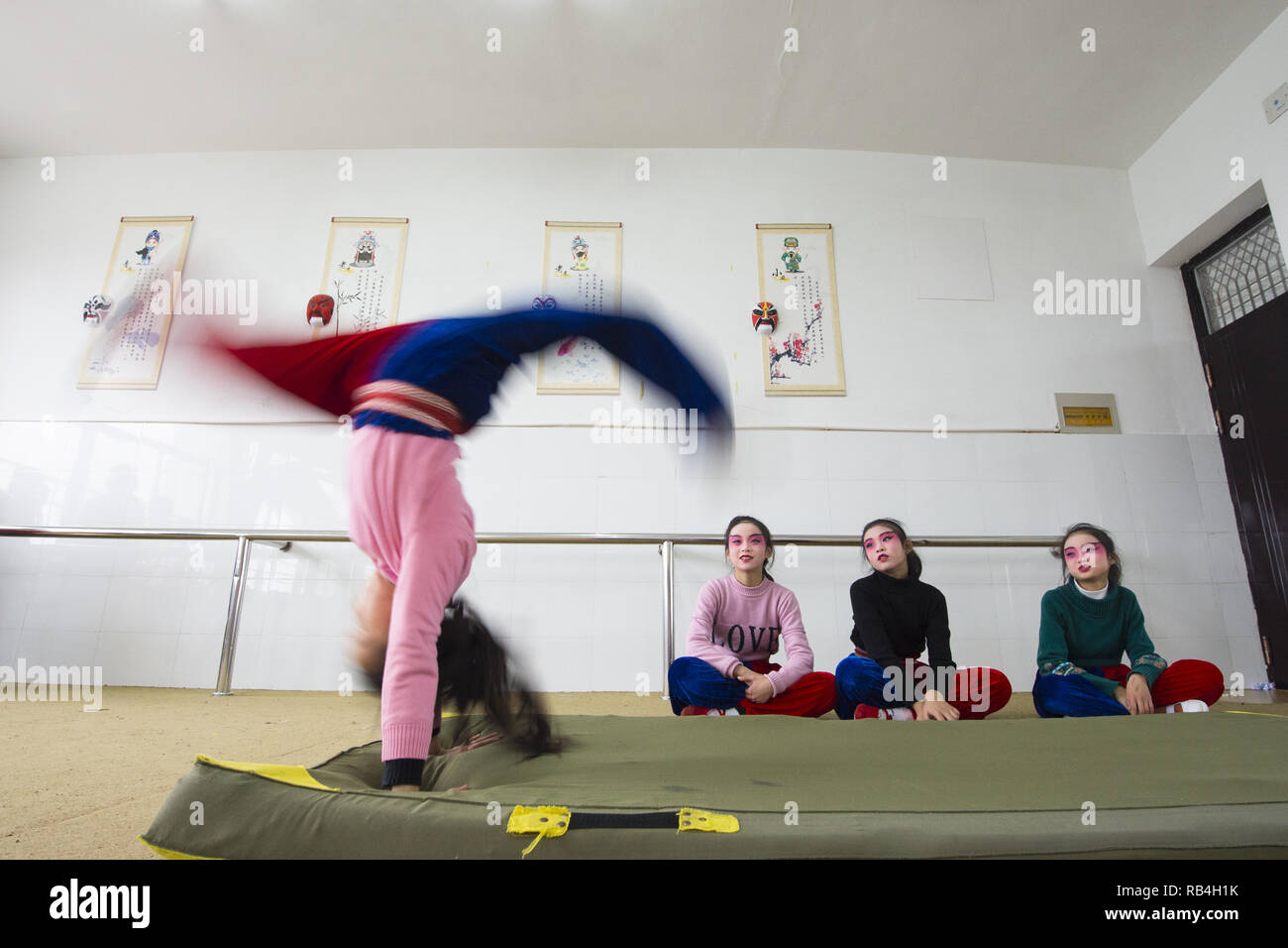 China opera kids hi-res stock photography and images - Alamy