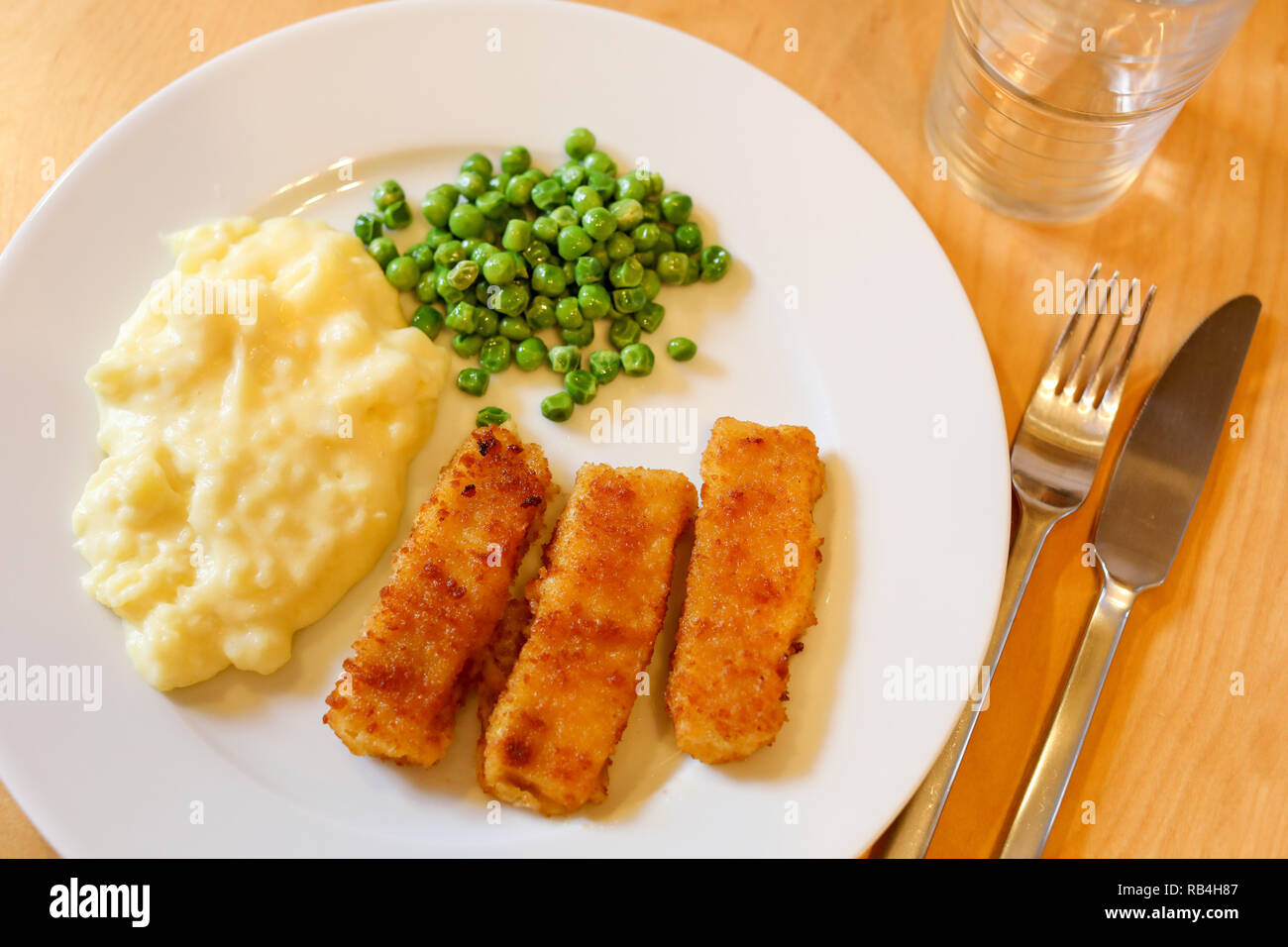 Fish mashed potatoes and peas hi-res stock photography and images - Alamy