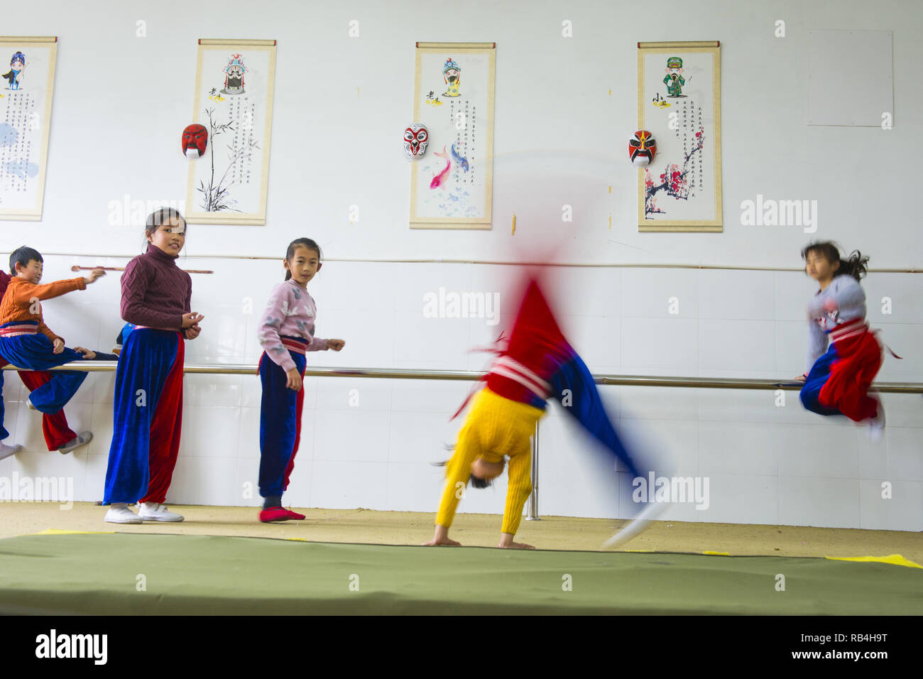 China opera kids hi-res stock photography and images - Alamy