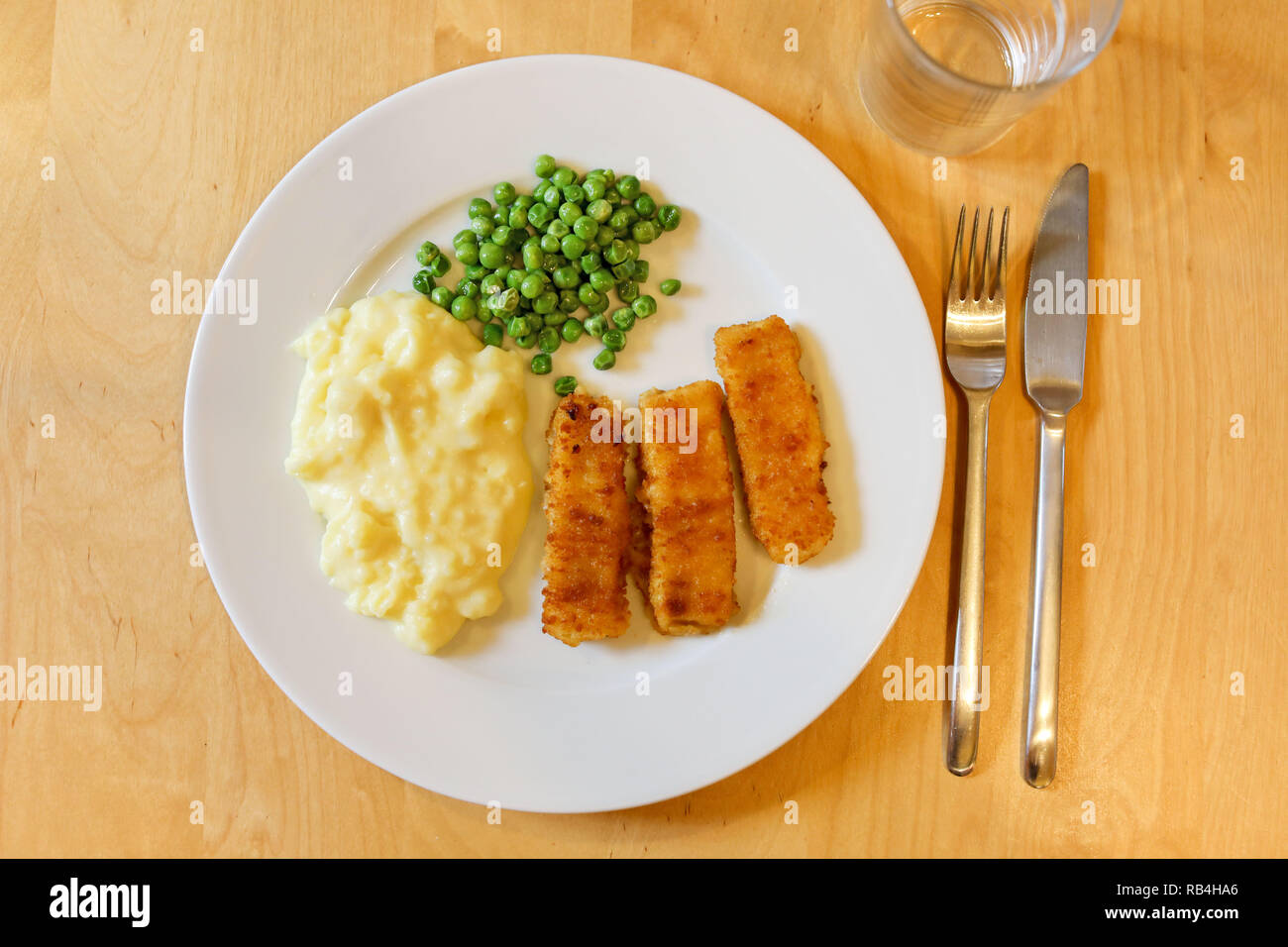 Fish mashed potatoes and peas hi-res stock photography and images - Alamy