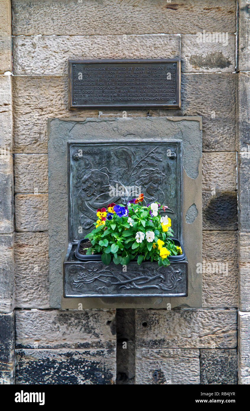 Witches well fountain edinburgh hi-res stock photography and images - Alamy
