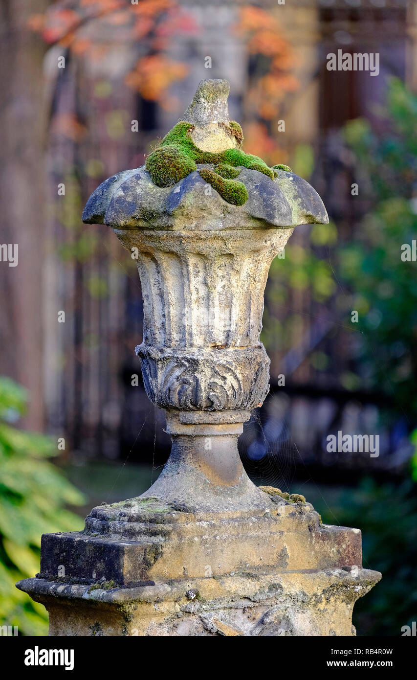 Urban cemetery hi-res stock photography and images - Alamy