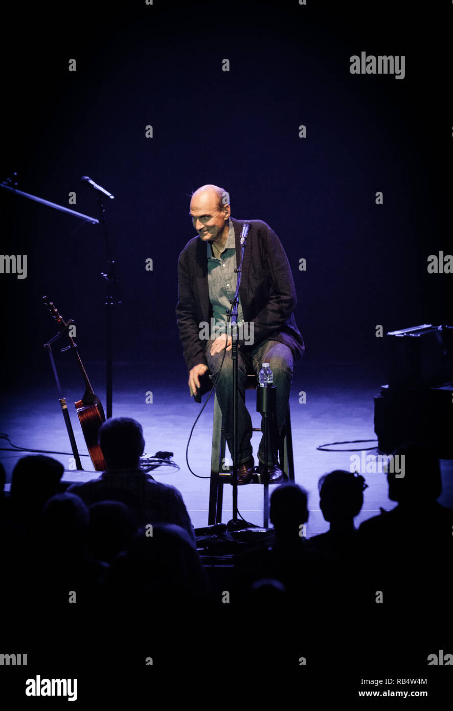 Award winning singer hi-res stock photography and images - Alamy