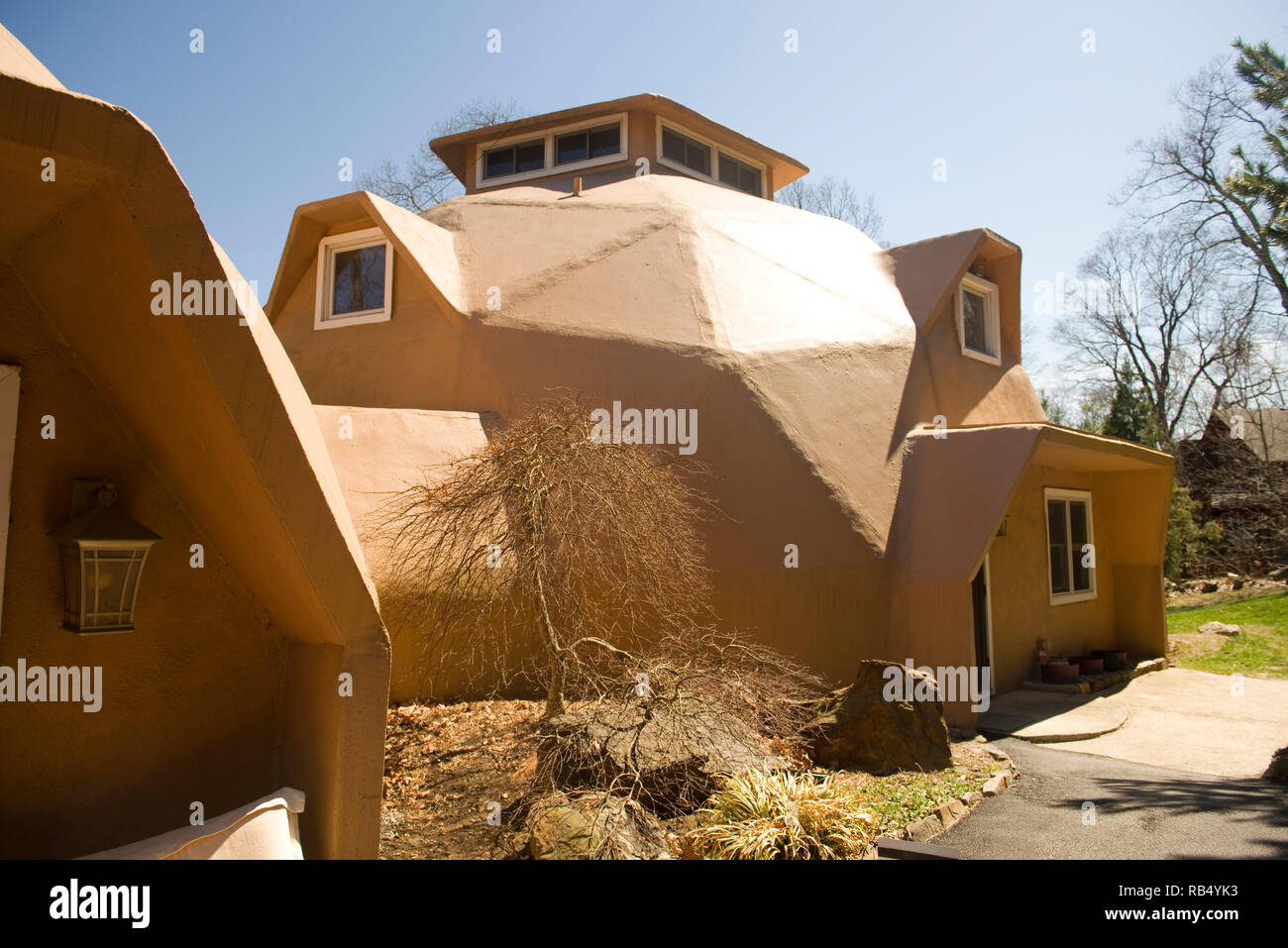 Geodesic dome house hi-res stock photography and images - Alamy