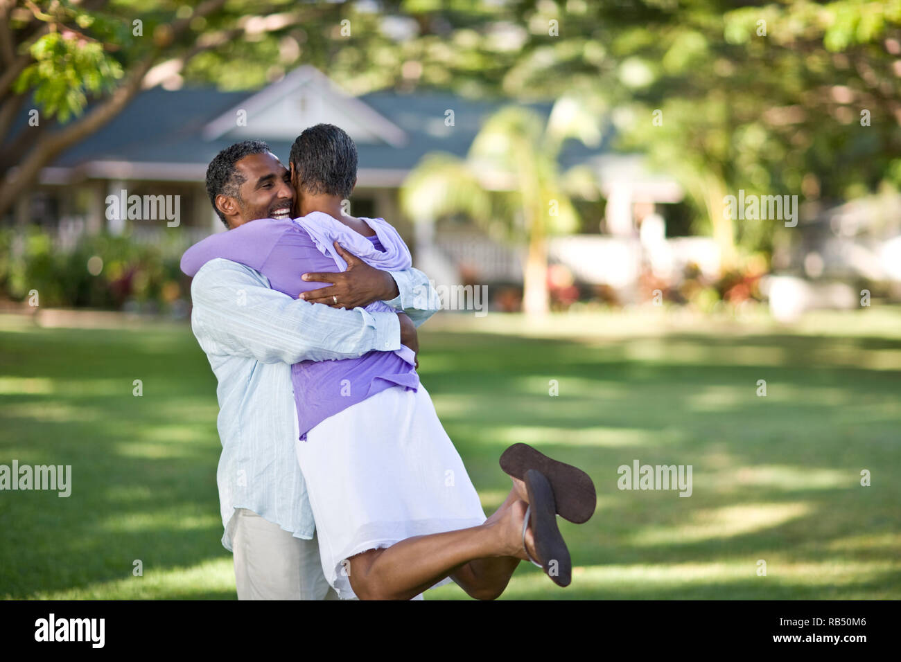 Hug lift couple hi-res stock photography and images - Alamy