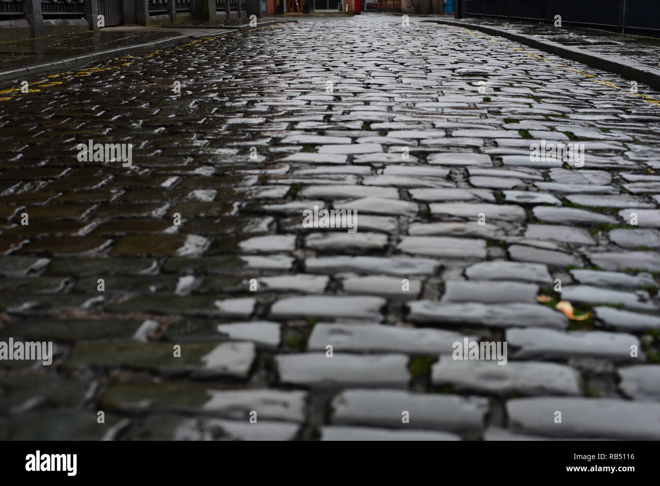 Wet road pf setts hi-res stock photography and images - Alamy