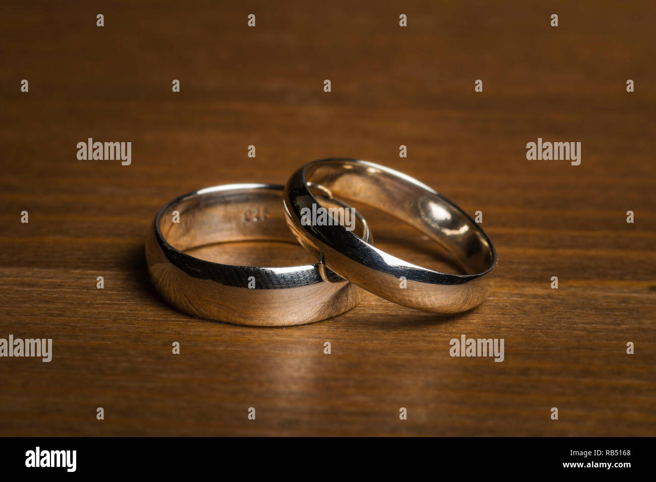 Silver wedding rings hi-res stock photography and images - Alamy