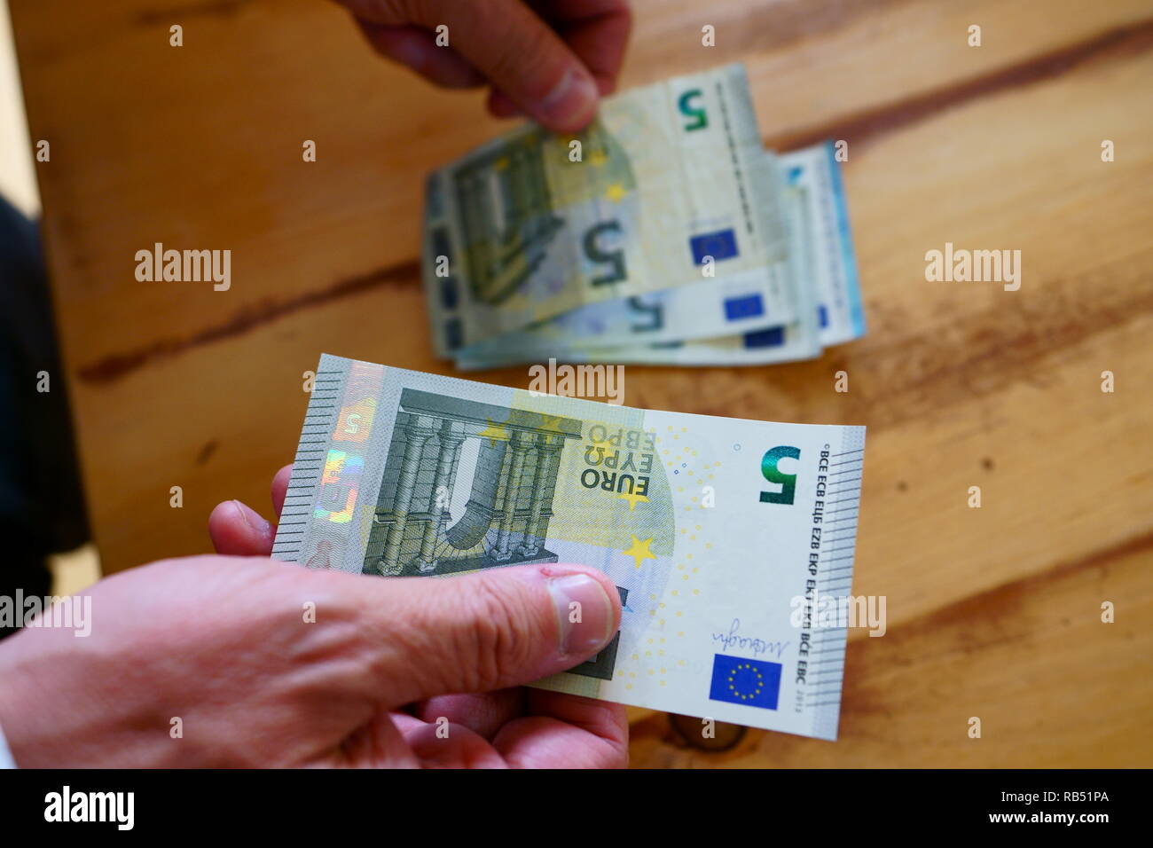 Count money table hi-res stock photography and images - Alamy