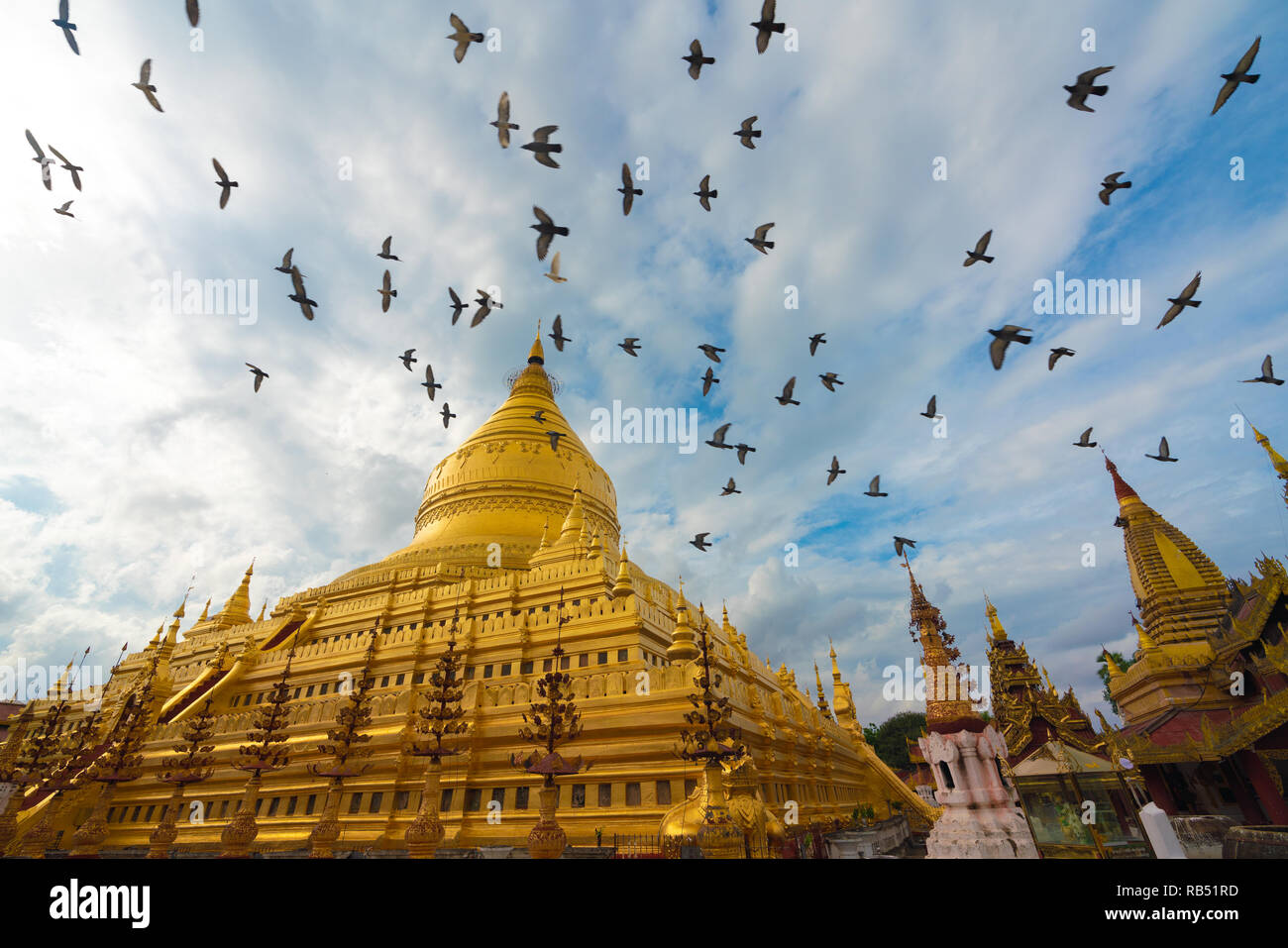 Shwezigonpagoda hi-res stock photography and images - Alamy