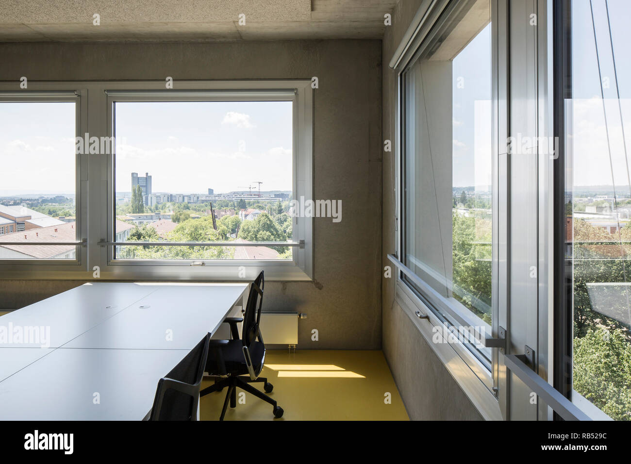 Office computer research europe hi-res stock photography and images - Alamy
