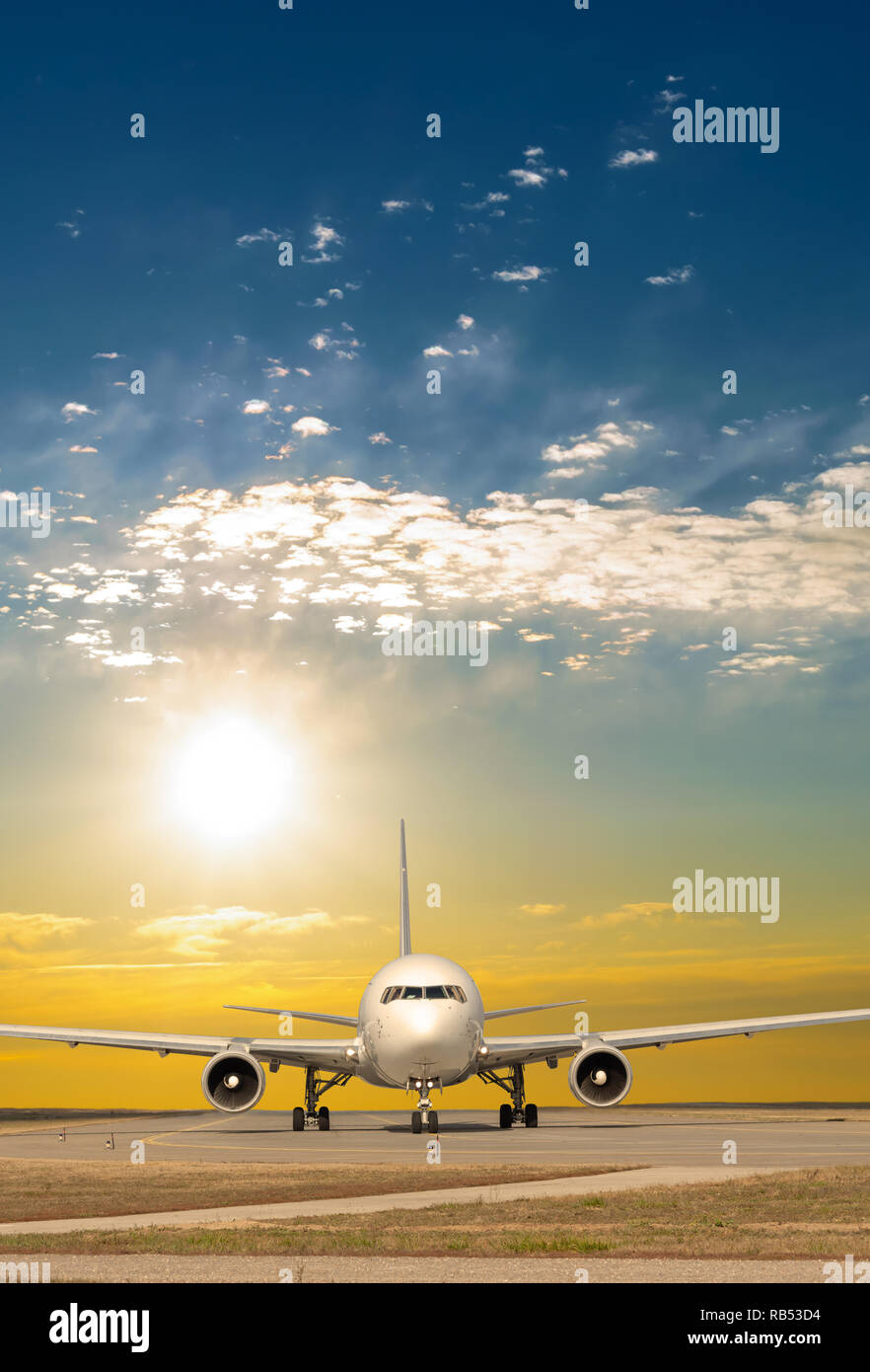 Airliner runway front view hi-res stock photography and images - Alamy