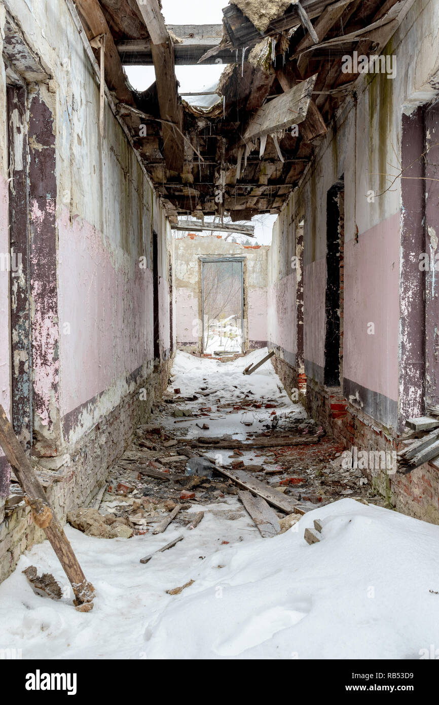 Abandoned building ruins and interior with cracked walls Stock Photo ...
