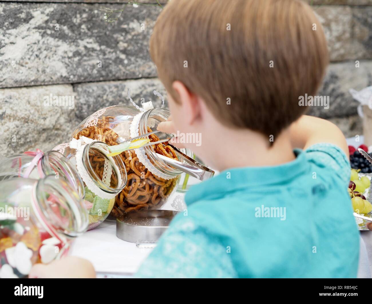View of children from the back hi-res stock photography and images - Alamy