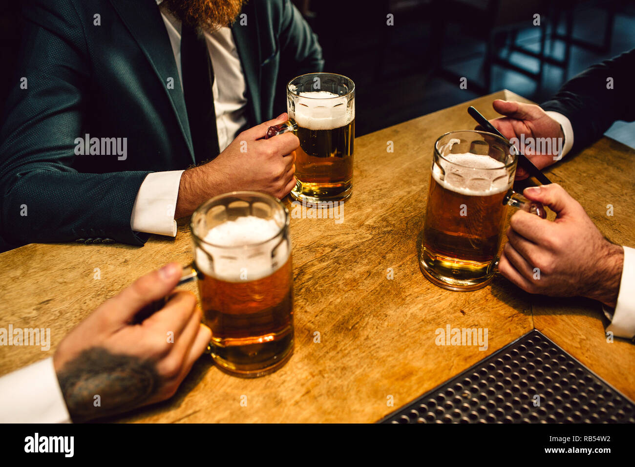 People in pub suits hi-res stock photography and images - Alamy