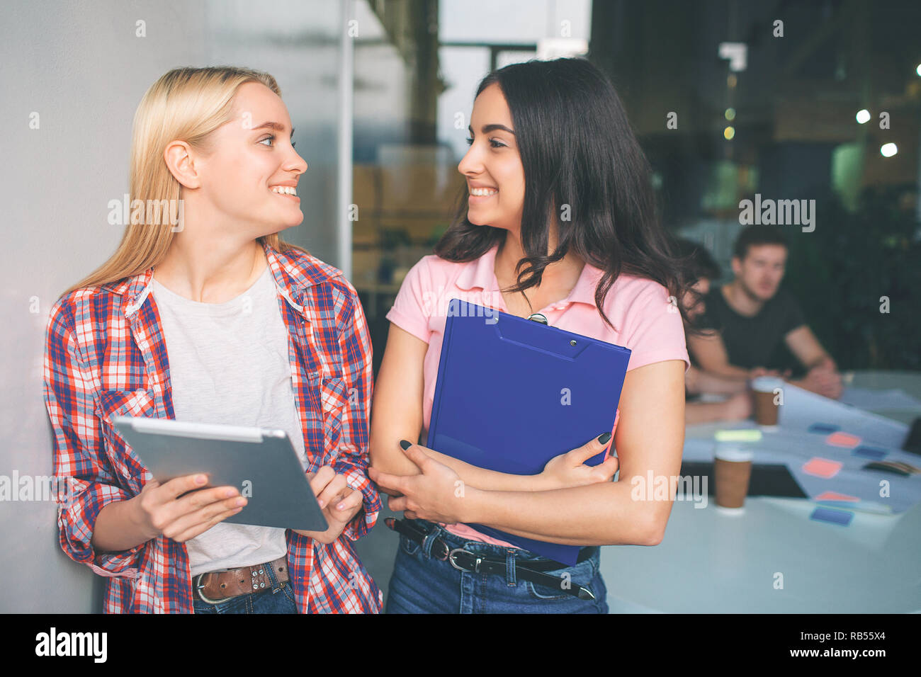 Models stand hi-res stock photography and images - Alamy