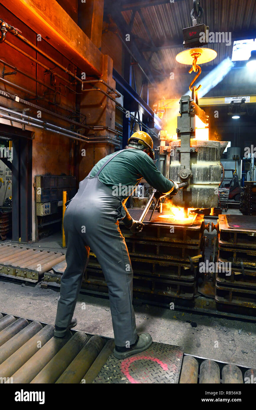 Workman industry factory foundry hi-res stock photography and images ...