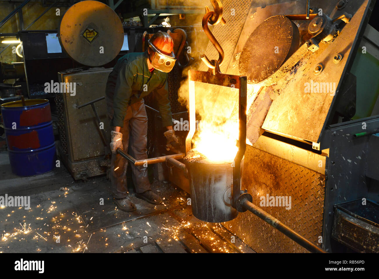 Workman industry factory foundry hi-res stock photography and images ...