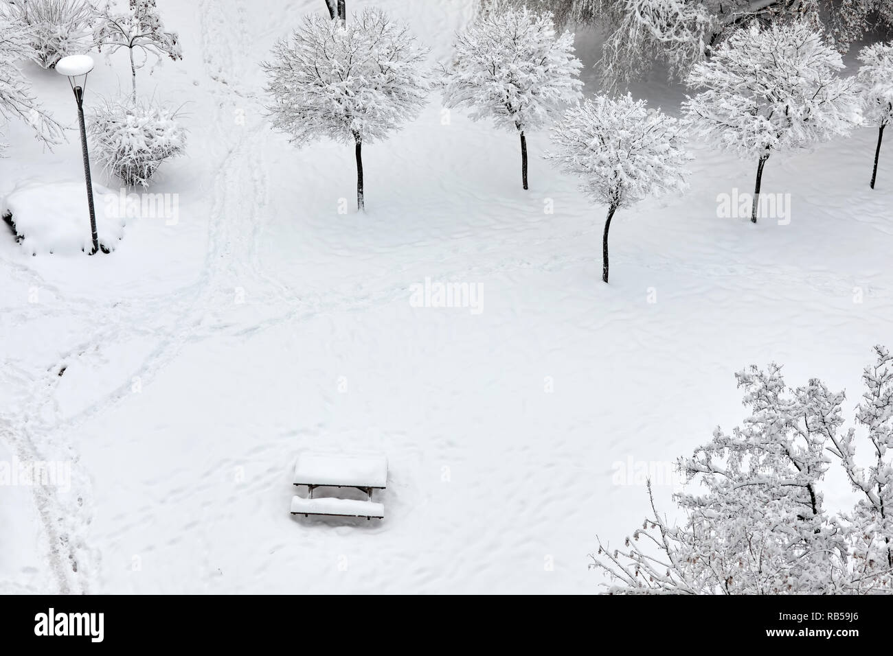 Picnic table park hi-res stock photography and images - Alamy
