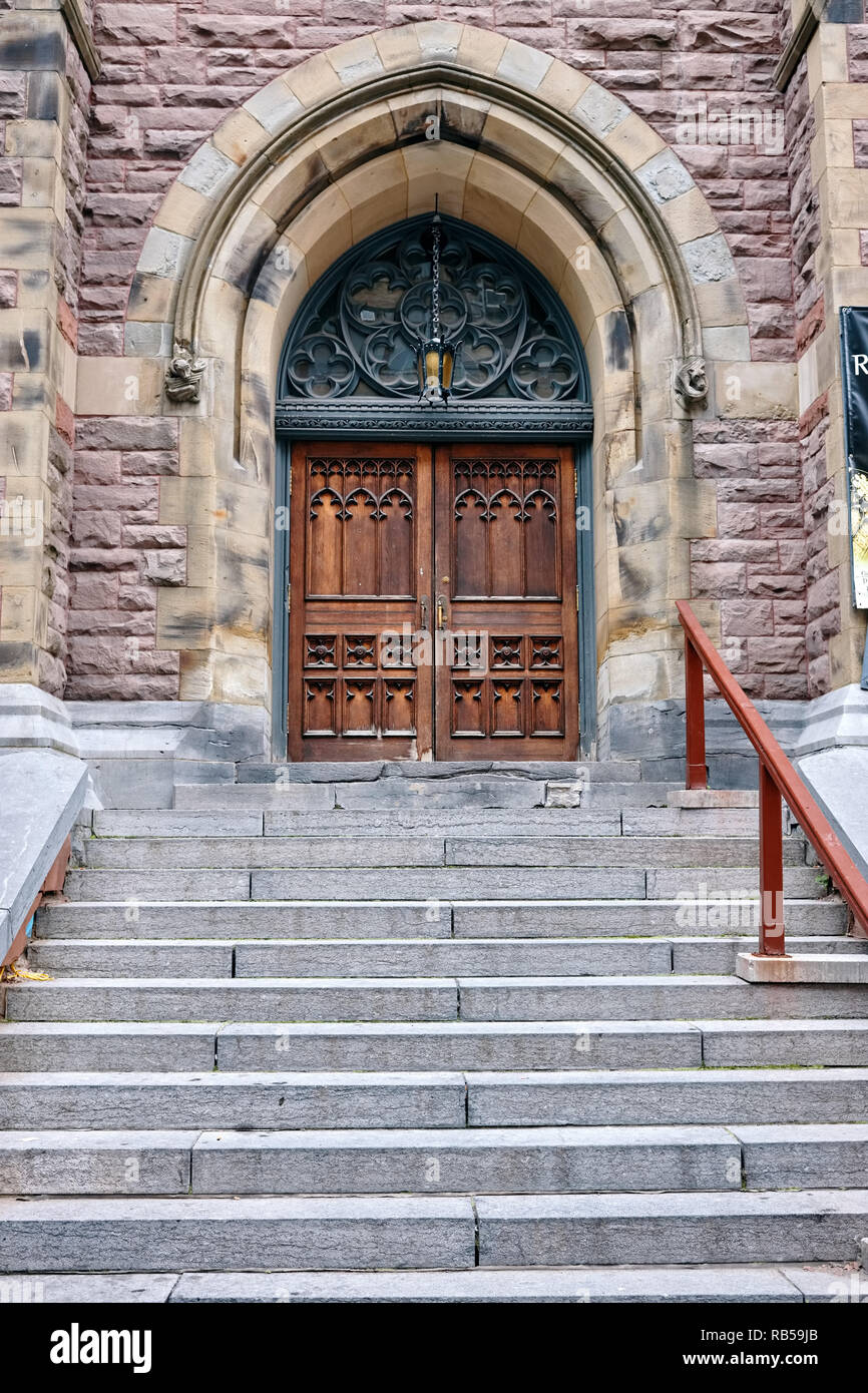 Church door gothic arch hi-res stock photography and images - Alamy