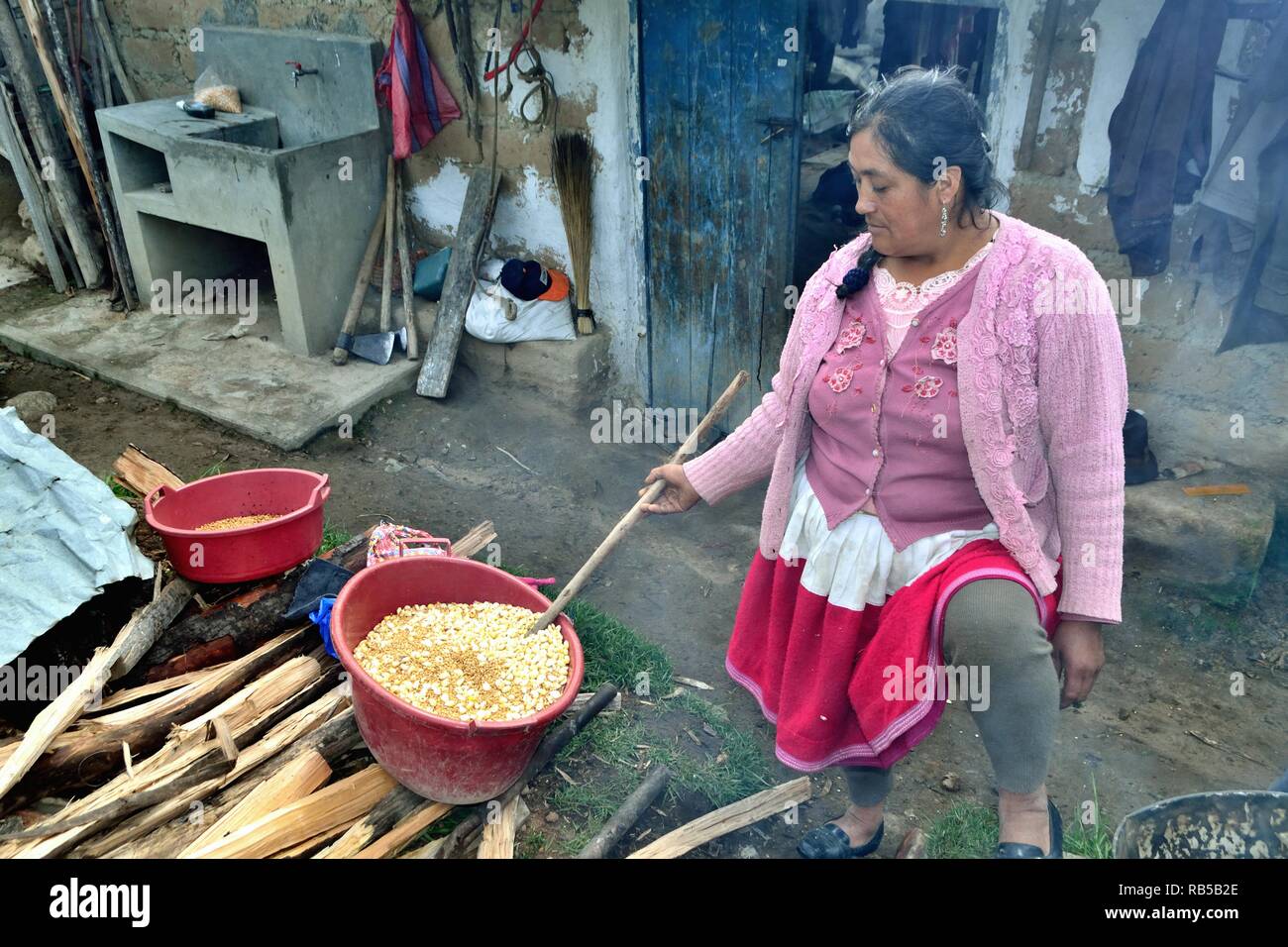 Cooking Cancha -Roasted corn grains in Humacchuco - National park ...